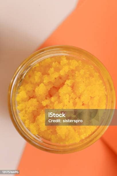Scrub Tubuh Garam Laut Dengan Lemon Rosemary Dan Minyak Zaitun Dalam Botol Kaca Di Atas Meja