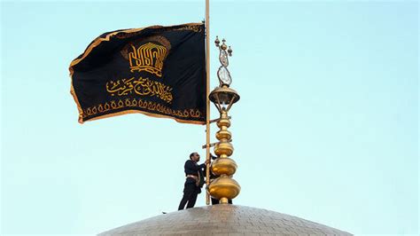 پرچم عزا بر فراز گنبد حرم امام رضا ع به اهتزاز درآمد فیلم