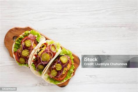 흰색 나무 배경 머리 위 전망에 소박한 나무 보드에 집에서 만든 베이컨 치즈 버거 타코 위에서 플랫 레이 상단 보기 공간을 복사합니다 0명에 대한 스톡 사진 및 기타 이미지