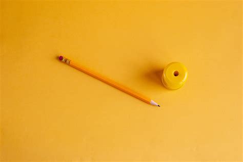 노란색 배경에 공부 그리기 취미를위한 날카로운 연필 밝은 노란색 연필 복사 공간을 위한 공간 가위에 대한 스톡 사진 및 기타 이미지 Istock