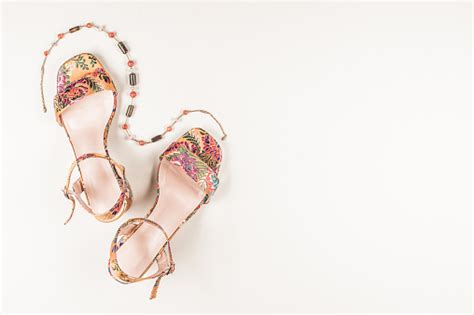 흰색 배경에 다채로운 개인 액세서리와 노란 꽃 자 수 샌들 개념에 대한 스톡 사진 및 기타 이미지 개념 개성 개념 개인 장식품 Istock