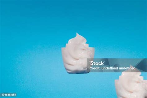 마스크 크림은 공예 용지 아래 얼굴과 몸에 디자인 추상적 배경에 대한 텍스처 화장품 종이 스텐실 크림 화이트 백그라운드 텍스처 파란색 배경에 고립 된 얼굴 크림의 형태로