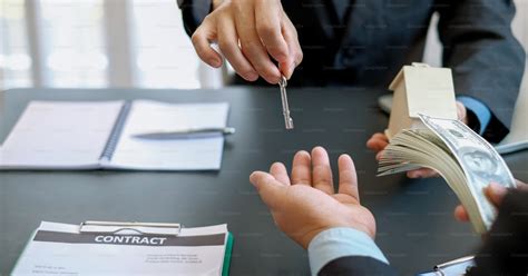 고객에게 열쇠를 주는 부동산 중개인 임대 및 보험 개념에 대한 무역 하우스 사진 Unsplash의 계약 이미지