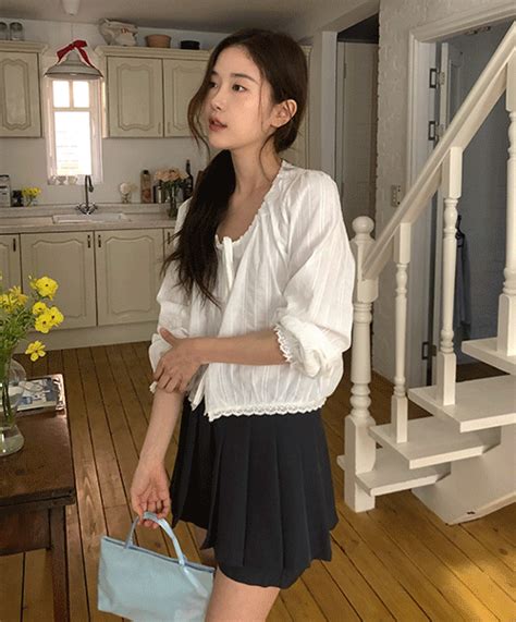 New🌷봄신상 식슨 레이스 스트링 블라우스 2color 끈블라우스리본블라우스리본끈매듭여리핏러블리프릴코튼블라우스 에이블리