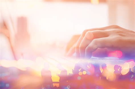 키보드 노트북을 사용 하 여 여자 손 이중 노출 블러 보케 도시 사람들이 스마트폰 추상적 배경을 사용 하 고 있습니다 기술 비즈니스 및 여행 모험 개념 빈티지 톤 필터 효과