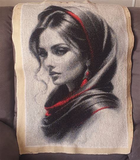 Этап процесса вышивки «Девушка Вышивка крестом