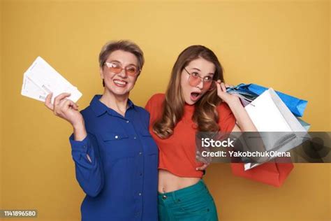 스튜디오에서 카메라에 대 한 포즈 행복 백인 여자의 허리 업 2명에 대한 스톡 사진 및 기타 이미지 2명 T 셔츠 가방 Istock