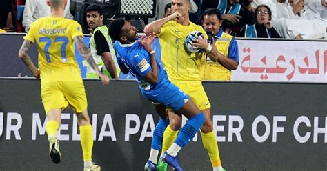 호날두 팔꿈치로 상대 가격 사우디 진출 후 첫 퇴장