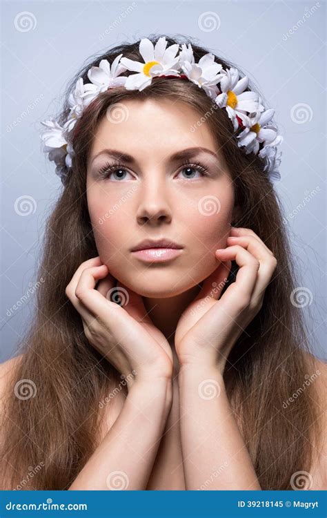 Portrait De Lose De Belle Fille Nue Avec Le Maquillage Et La Floride L Gers Photo Stock Image