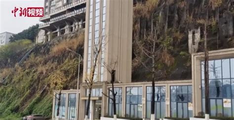 重庆再现魔幻建筑崖壁上装电梯供住户进出 腾讯新闻