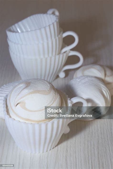 과자 음식 디저트입니다 밝은 배경에 흰색 달콤한 마쉬 멜 로우입니다 세로 촬영 0명에 대한 스톡 사진 및 기타 이미지 0명 가정 생활 가정 주방 Istock