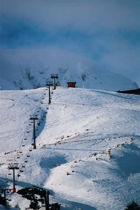 스키 리프트가 있는 아름다운 눈 덮인 산 풍경 · 무료 스톡 사진