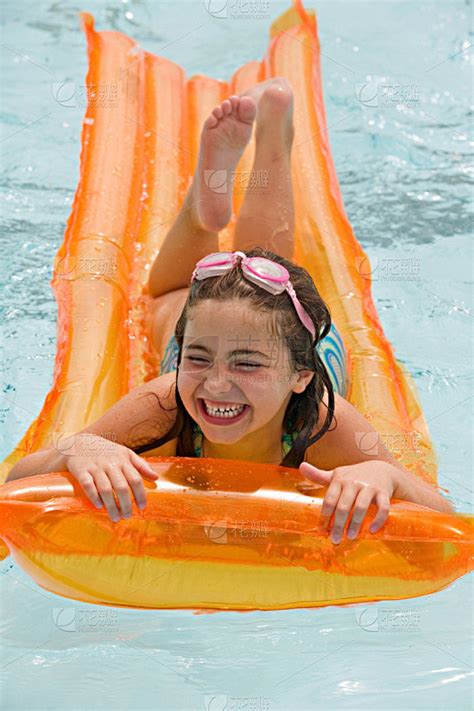 乐趣 女孩 垂直画幅 水 进行中 游泳池 夏天 特写 彩色图片 人的脸部