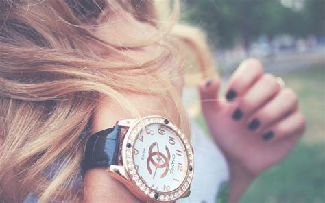 Часы на руке девушки 67 фото
