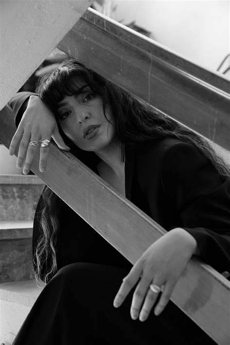 가벼운 감정 강한 건축 검은 머리 계단 고요함 구성 균형 그림자 대조 도시 도시의 라이프스타일 머리 모델 반지 보석 블랙 앤 화이트 빈티지