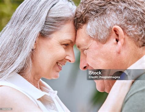 사랑의 포옹 이마 및 노부부 유대감 미소 또는 평화 신뢰 또는 파트너십을 위한 기념일 휴가에 행복합니다 낭만적 인 눈 접촉 결혼과 노인 남녀가 함께 좋은 시간을 즐긴다 2