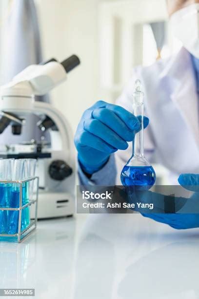연구원 과학자들은 화학 과학 실험실 또는 실험 기술 의학 생물학에서 청색 액체로 체외 분석을 수행합니다 세로로 원격 사진 Dna에 대한 스톡 사진 및 기타 이미지 Istock