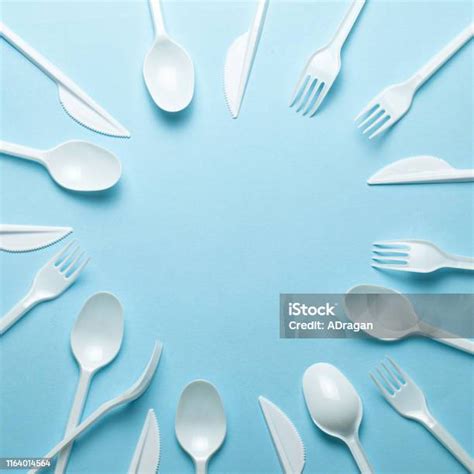 플라스틱 칼 포크 숟가락과 칼 플라스틱 및 미세 플라스틱으로 환경오염 파란색 배경입니다 텍스트 프레임의 공간을 복사합니다 0명에 대한 스톡 사진 및 기타 이미지 Istock