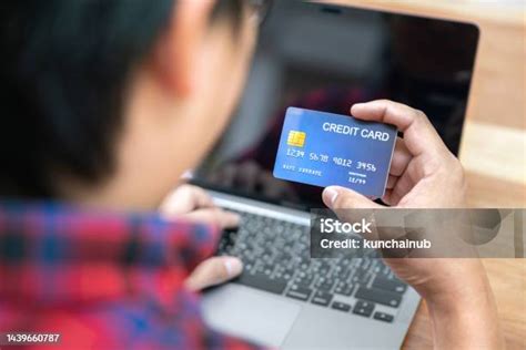 스마트 사업가 돈 은행 송금 쇼핑 온라인 비즈니스 노트북 컴퓨터 현대 사무실 개념에 대한 스톡 사진 및 기타 이미지 개념 개념과 주제 구매 Istock