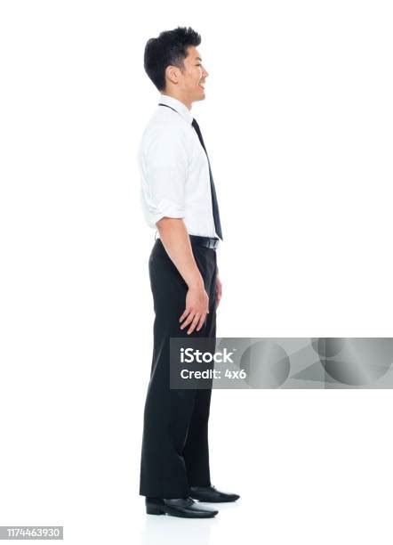 사이드 뷰프로필 보기전체 길이1인2029세 성인 잘생긴 사람 중국 민족동아시아 민족 남성젊은 남자 매니저사업가사업가 백 백 앞에 서 있는 사람 남자 사업가에 대한 스톡 사진