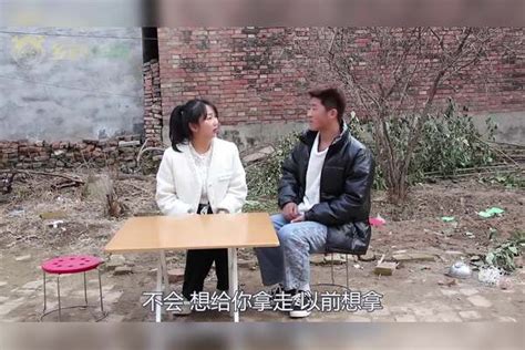 小朱嚷着要借小雪的礼物，给自己的女友过情人节，他能如愿吗？小雪小朱女友
