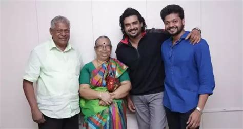 நடிகர் டெல்லி கணேசனின் குடும்பத்தை பார்த்து உள்ளீர்களா என்ன ஒரு அழகான குடும்ப புகைப்படம்