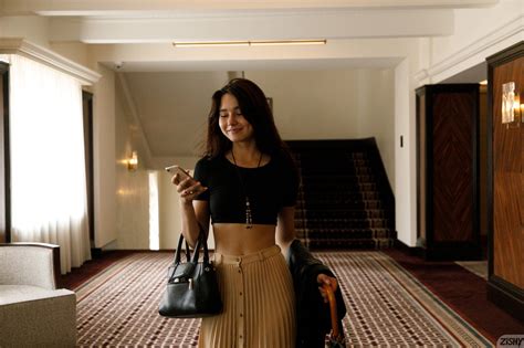 可愛らしい素人ミキペダンゲンが公衆の面前で服を着てポーズをとりアップスカートをチラつかせる NakedPics
