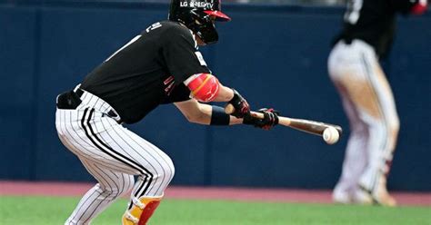 [사진]박해민 9회 4 0에서 5 0 만드는 스퀴즈 번트