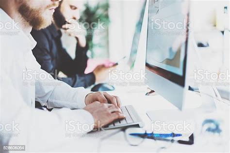 Coworking 팀의 시작 관리자 새 프로젝트 작업 과정을 포토서제스트 젊은 금융에 대한 스톡 사진 및 기타 이미지 금융 기업 재무와 산업 남자 Istock