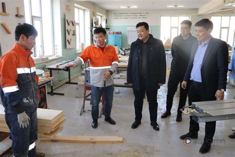 Хэнтий аймаг Политехник коллежийн оюутнуудаа түшиглэн сурагчийн ширээ сандал хийж байна