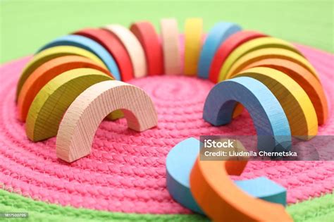 색깔 매트 근접 촬영에 노는 세트의 다채로운 나무로 된 조각 운동 능력 발달을 위한 교육용 장난감 0명에 대한 스톡 사진 및 기타 이미지 Istock