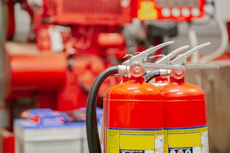 소화기 및 소방 호스를 검사 화재 발생 시 사용할 준비 안전 제1 개념 0명에 대한 스톡 사진 및 기타 이미지 0명 건물