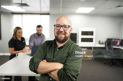 현대 사무실에서 데스크톱 및 랩톱 컴퓨터에서 작업하는 비즈니스맨 미소를 지으며 카메라를 바라보는 사업가 25 29세에 대한 스톡 사진 및 기타 이미지 Istock
