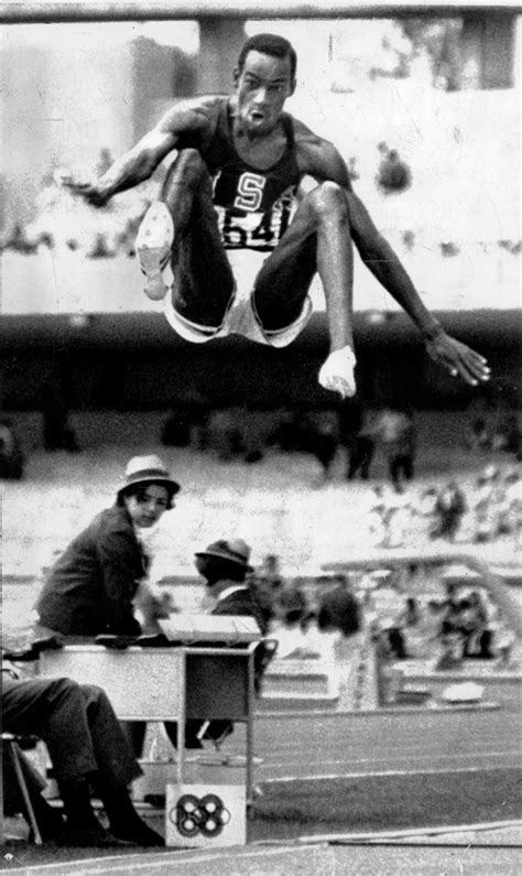 Bob Beamon Säljer Sitt Os Guld Från 1968