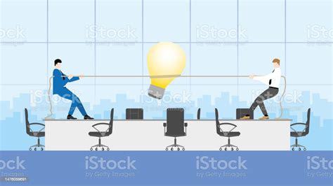 사업 아이디어 경쟁 개념입니다 상사 대 직원 사업가들은 회의에서 큰 전구를 위해 밧줄을 당깁니다 사무실 직장에서 갈등 브레인 스토밍 열심히 일하고 경쟁하고 경쟁하고