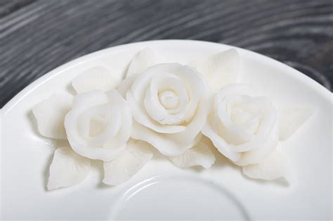 중합체 점토 장미로 장식 된 수제 접시 흰색 폴리머 점토로 만든 보석 클로즈업 샷 고풍스런에 대한 스톡 사진 및 기타 이미지 고풍스런 공예 꽃 식물 Istock