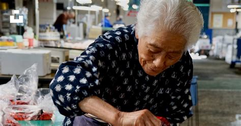 빨간색과 흰색 직물을 들고 흑백 물방울 무늬 셔츠를 입은 여자 사진 Unsplash의 무료 센다이 이미지