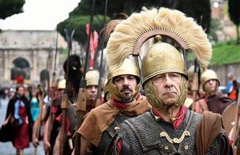 سكان روما يرتدون الأزياء التقليدية في ذكرى تأسيس المدينة صور بوابة الأهرام