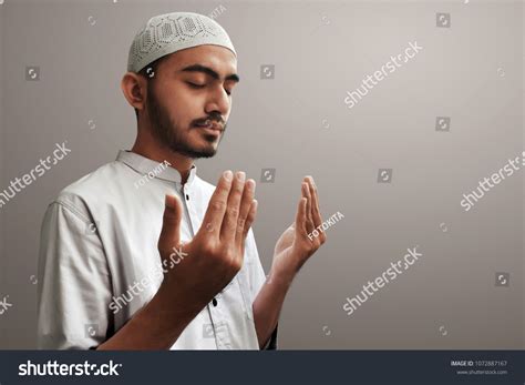 기도하는 무슬림 남자 스톡 사진 1072887167 Shutterstock