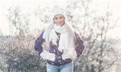 눈송이와 겨울 야외에서 따뜻한 옷을 입은 아름다운 젊은 여성 울 모자 스카프와 보라색 스웨터를 입고 귀여운 소녀의 절반 길이 20 24세에 대한 스톡 사진 및 기타 이미지