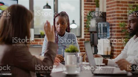 비즈니스 프로젝트에 대해 동료와 이야기하는 직원의 클로즈업 3 명에 대한 스톡 사진 및 기타 이미지 3 명 개발 계획 Istock