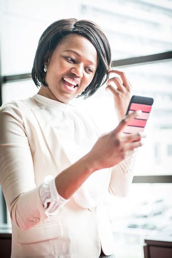 인물사진 중유럽식 분배의 여성사업가인 사용하여 스마트폰 교토부 일본용 20 29세에 대한 스톡 사진 및 기타 이미지 20 29세 2010 2019 년 25 29세