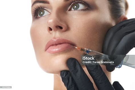 입술에 필러의 주사를받고 젊은 아름다운 여자 주입 미용학 흰색 배경에 클로즈업 입술 확대 및 보정 개념 피부 필러에 대한 스톡 사진 및 기타 이미지 Istock