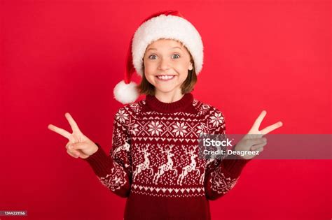 매력적인 펑키 쾌활한 소녀의 초상화 는 밝은 빨간 색 배경을 통해 고립 된 재미 이브 새해를 갖는 더블 V 기호를 보여주는 갈색 머리에 대한 스톡 사진 및 기타 이미지