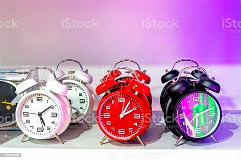 알람 시계는 밝은 분홍색 조명으로 흰색 빨간색 및 검은색 조명을 시청합니다 시간을 여름 또는 겨울로 변경 0명에 대한 스톡 사진 및 기타 이미지 Istock
