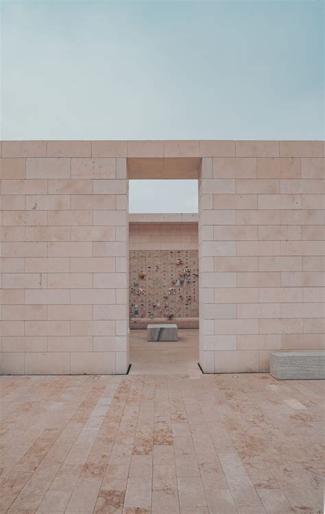 흰색 나무 문이 있는 갈색 벽돌 벽 사진 Unsplash의 무료 회색 이미지