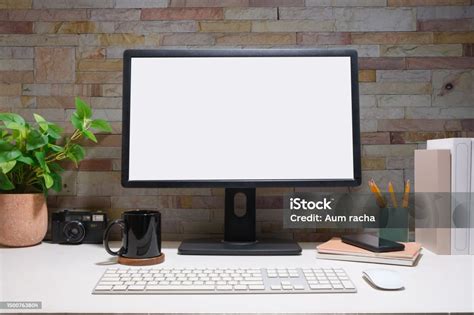 빈 컴퓨터 모니터 커피 컵 책 카메라 화분에 심은 식물이 하얀 테이블에 놓여 있다 0명에 대한 스톡 사진 및 기타 이미지 0명 가구 공란 Istock