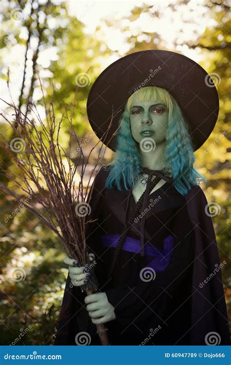 Ragazza Con Capelli E La Scopa Verdi In Vestito Della Strega Nel Tempo Di Halloween Della