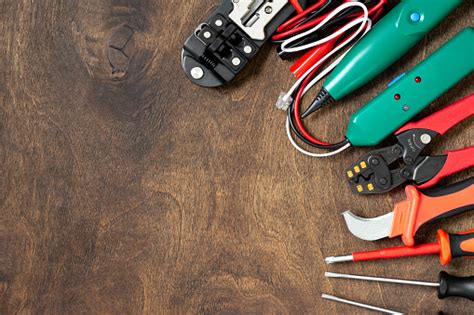 갈색 나무 테이블에 전기 설치 또는 빌더의 도구 건설 도구 테이블에 드라이버 크림퍼 칼과 케이블 추적기 강철에 대한 스톡 사진