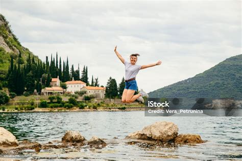 절벽에 점프 하 고 바다에서 보는 여자 20 29세에 대한 스톡 사진 및 기타 이미지 20 29세 갈색 머리 관광 Istock
